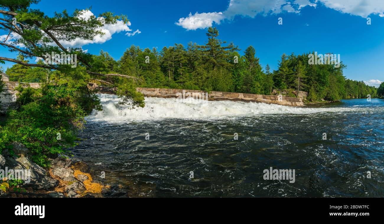 Canadian Cottage country Scene in summer Stock Photo - Alamy