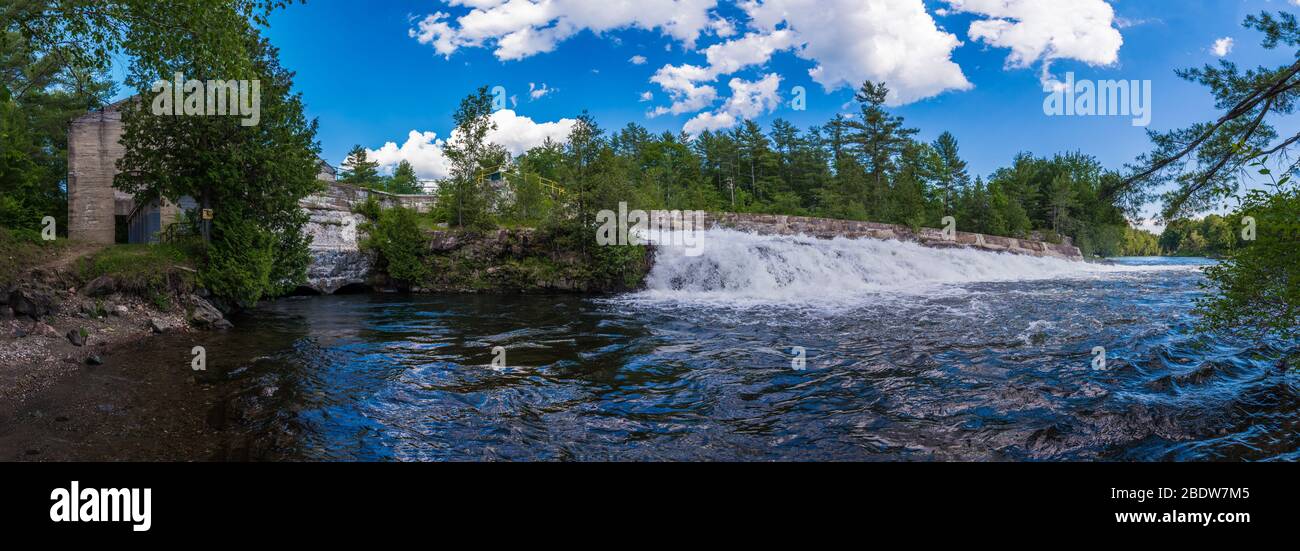 Canadian Cottage country Scene in summer Stock Photo - Alamy