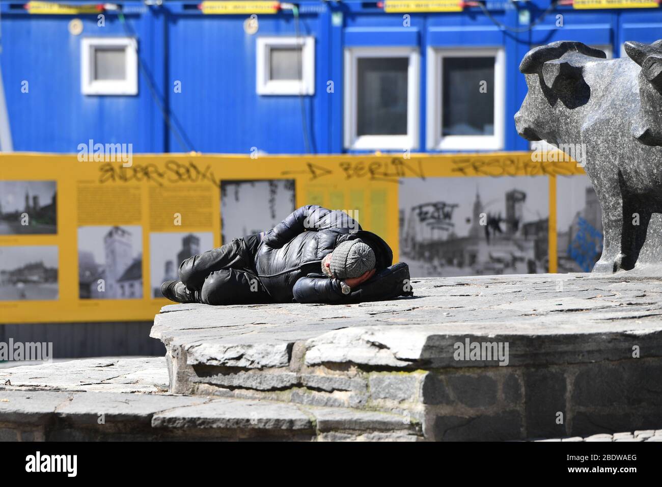 Munich. 5th Apr, 2020. Public life in times of the coronavirus pandemic ...
