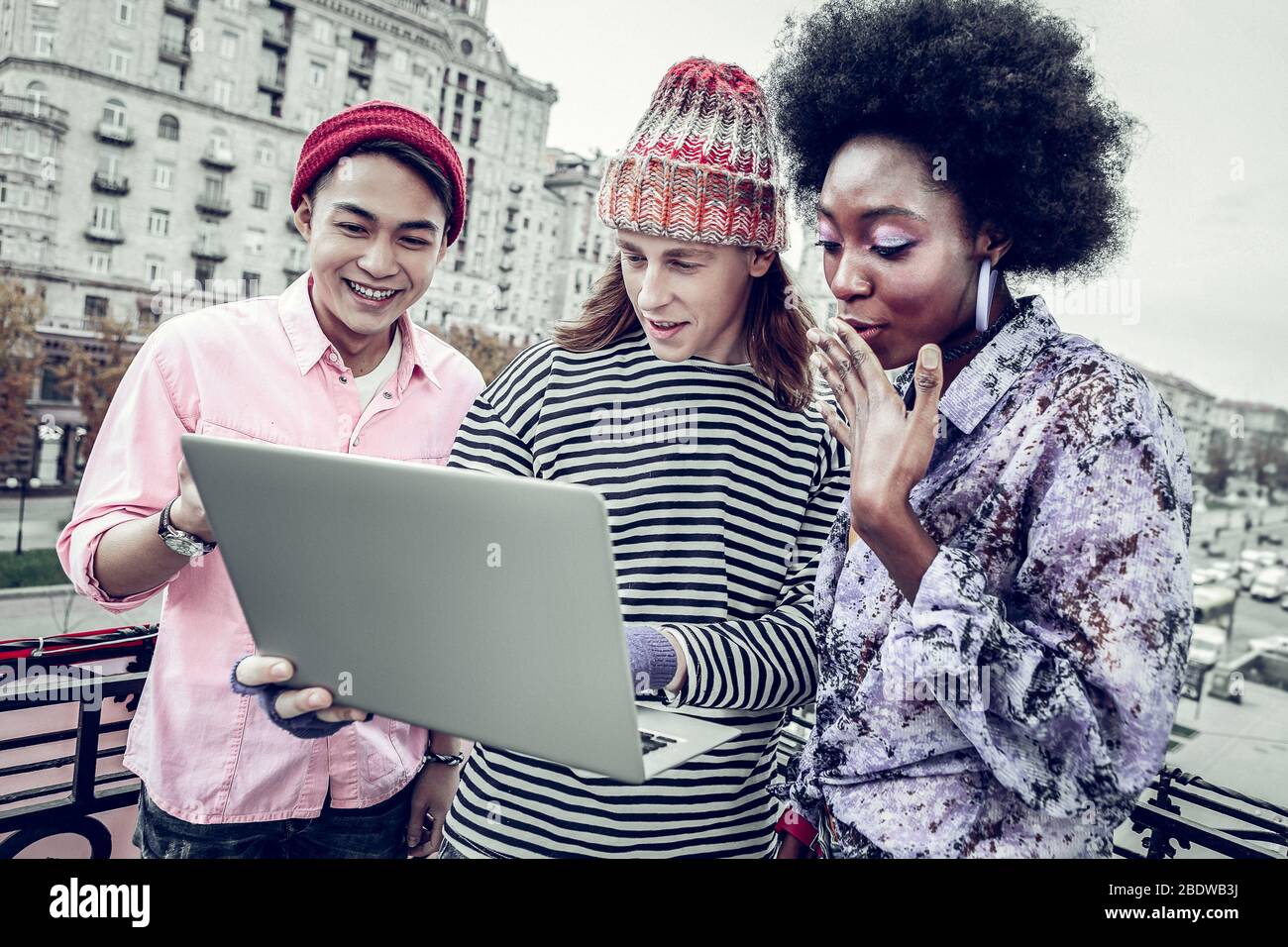 Girl staring at screen hi-res stock photography and images - Alamy