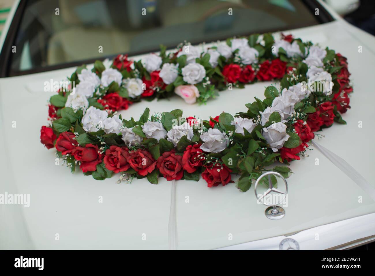 Car decorated flowers red roses hi-res stock photography and images - Alamy