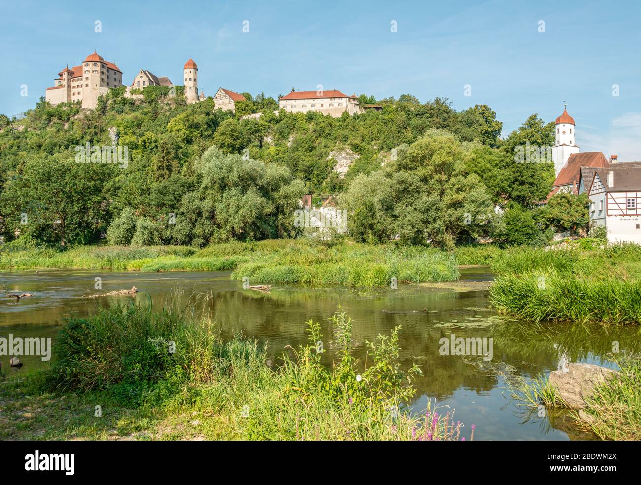 Fluss mittelalterliche architektur hi-res stock photography and images ...