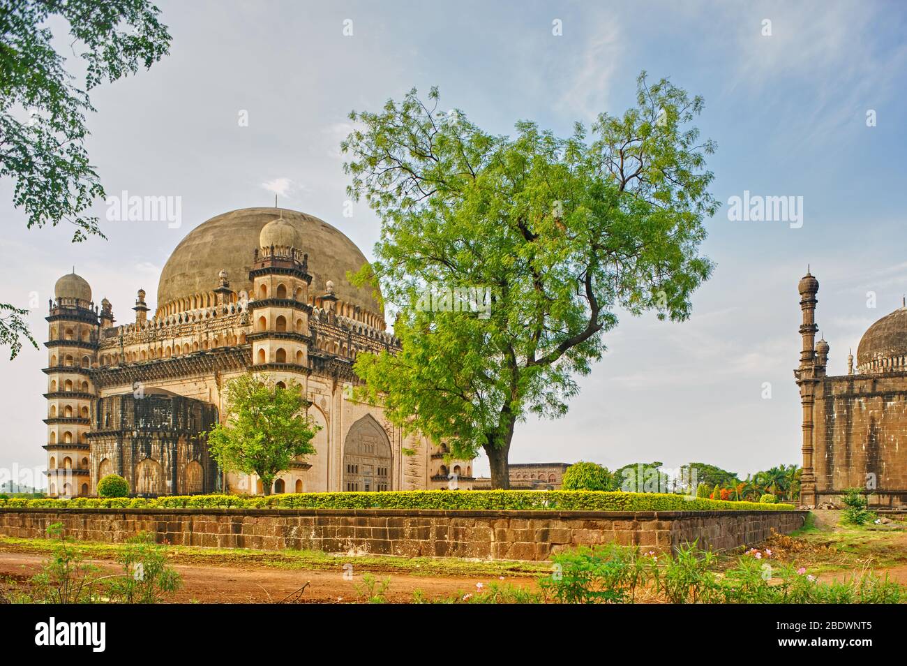 04-Jun-2008 Islamik Architecture GOL-GUMBAZ is the sepulcher containing ...