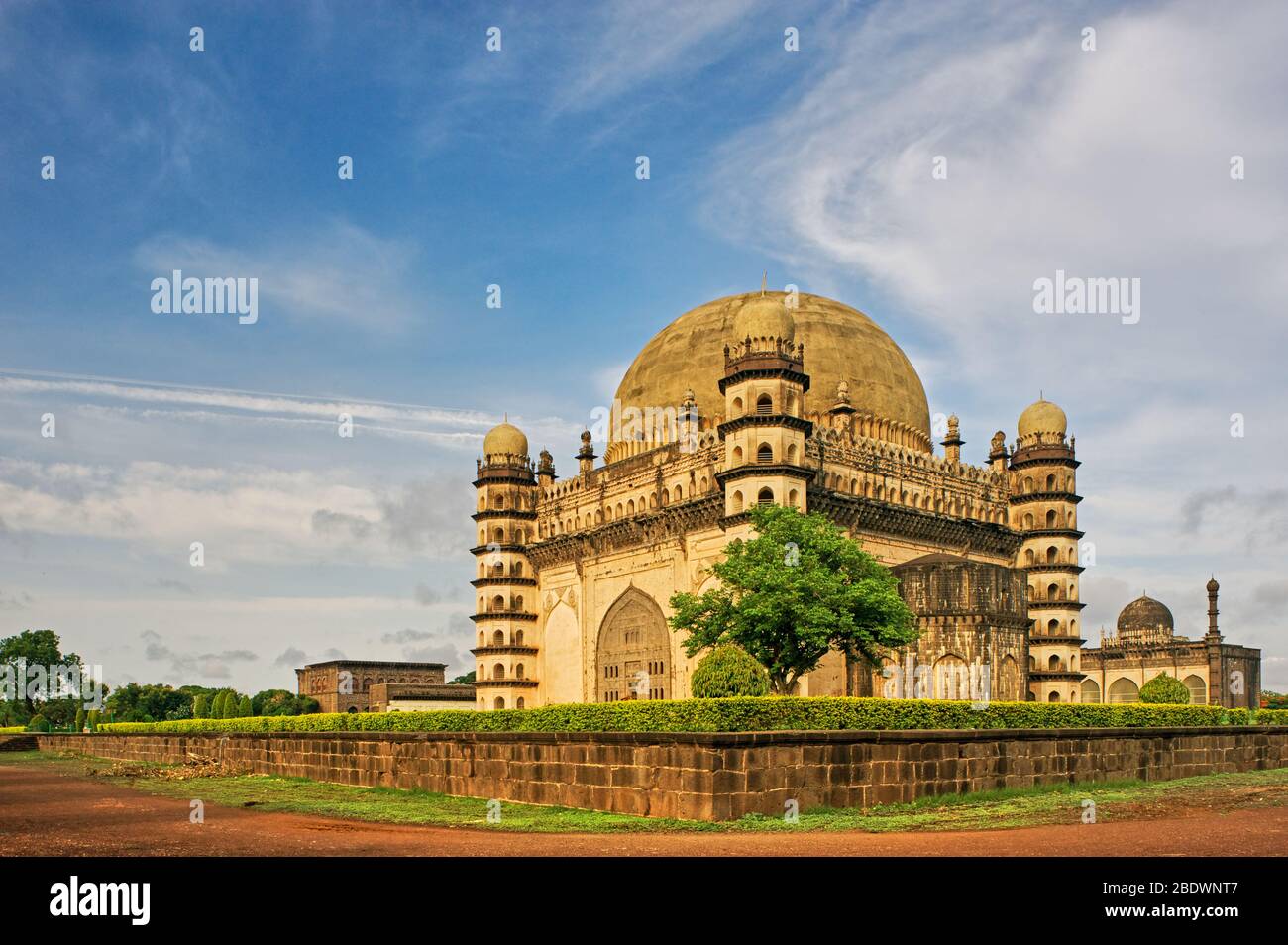 04-Jun-2008 Islamik Architecture GOL-GUMBAZ is the sepulcher containing ...