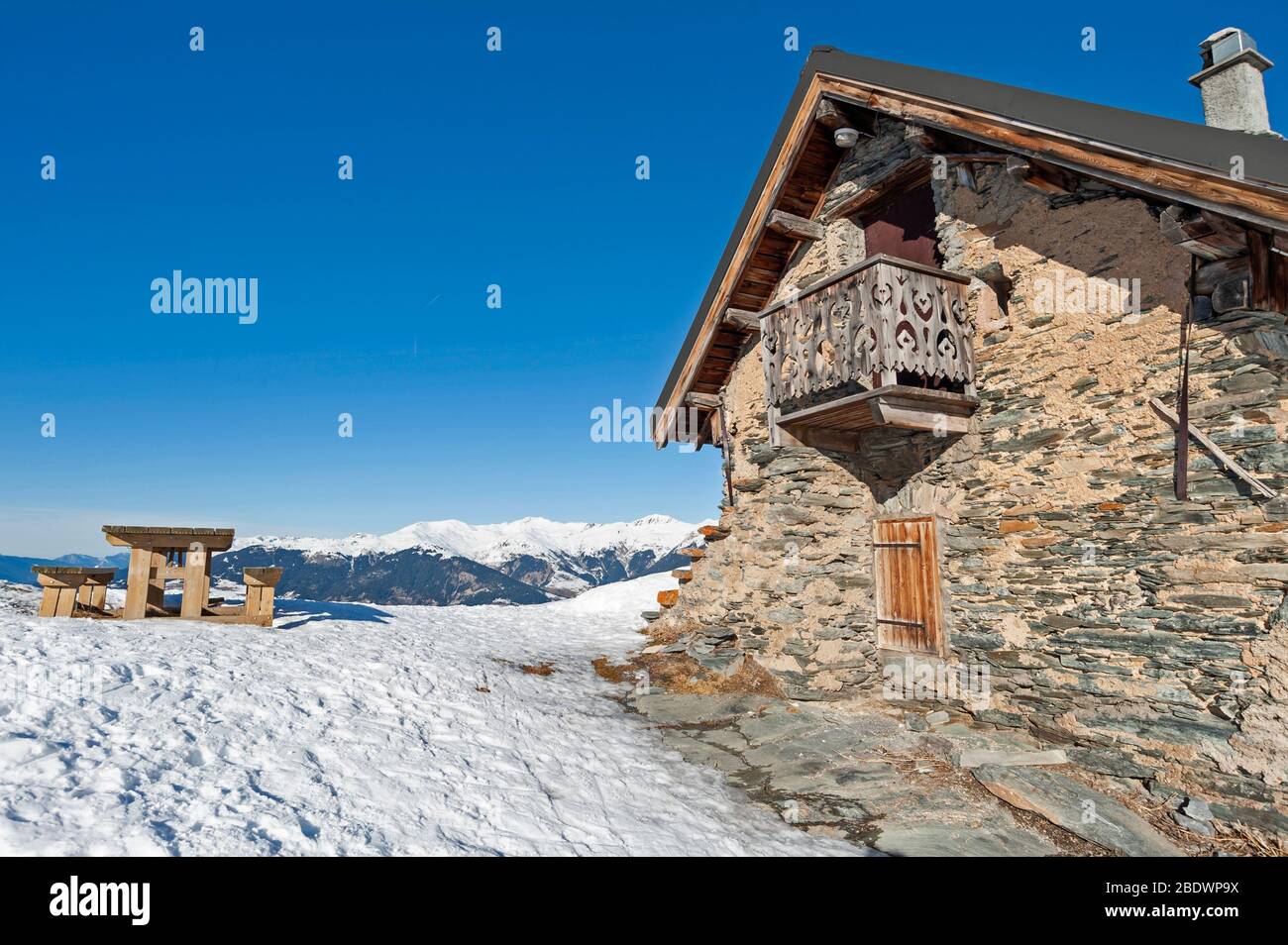 Mountain cabin remote landscape hi-res stock photography and images - Alamy