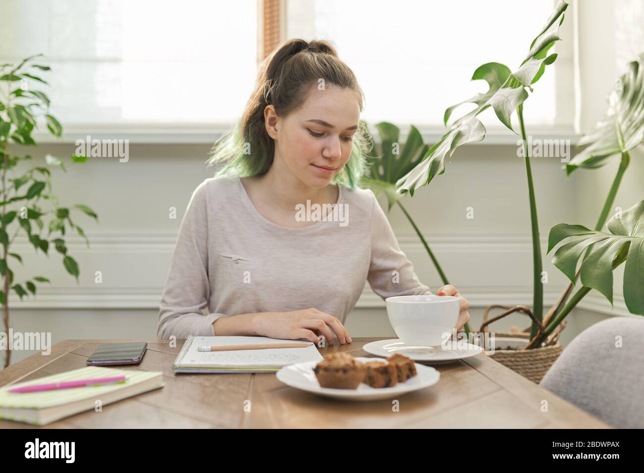 Teen girl eating school hi-res stock photography and images - Alamy