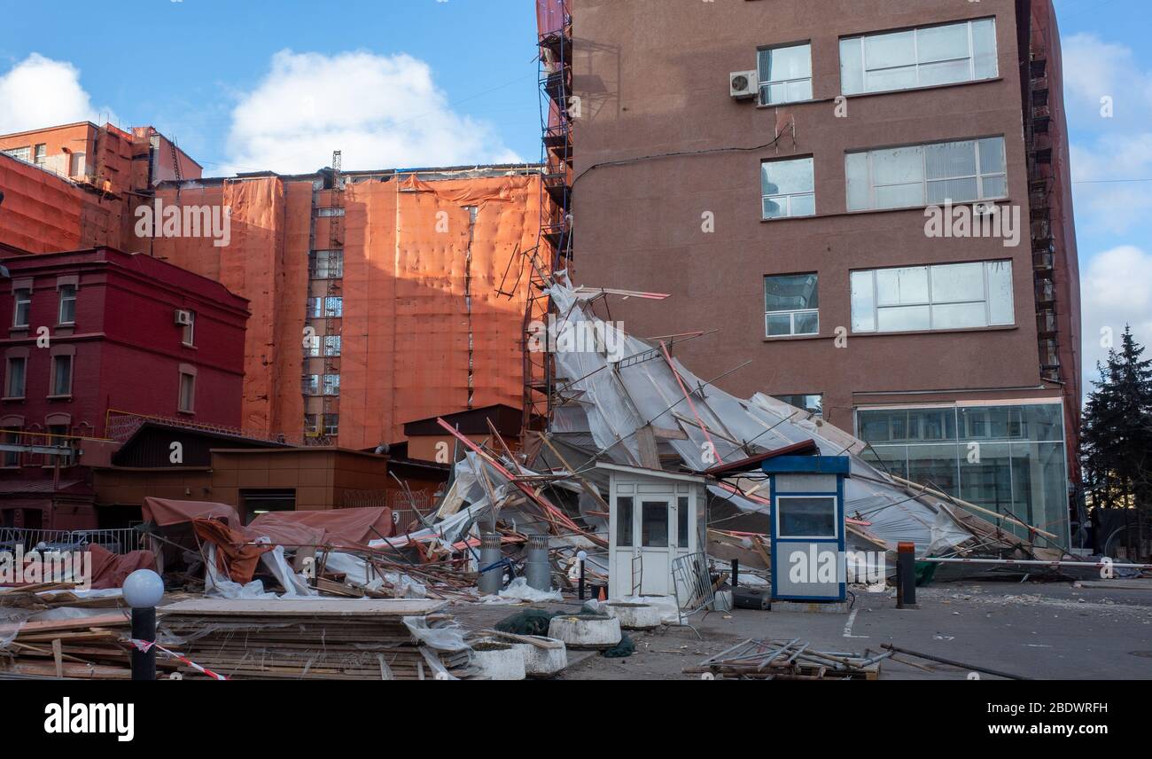 Built collapsed damaged disaster structure hi-res stock photography and ...