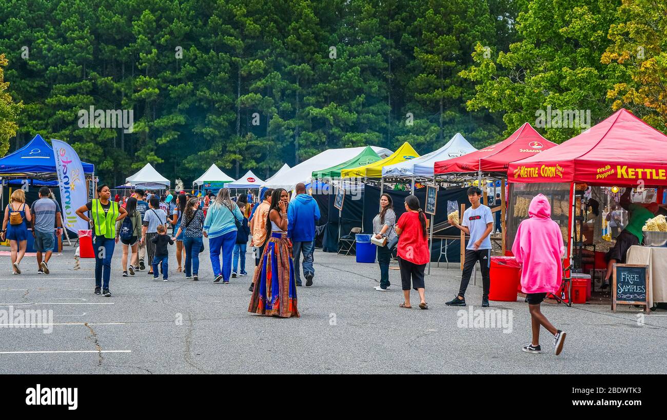 Food Vendors at Night Market Stock Photo - Alamy