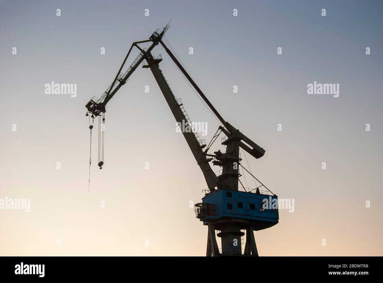 Old shipping dockyard crane hi-res stock photography and images - Alamy