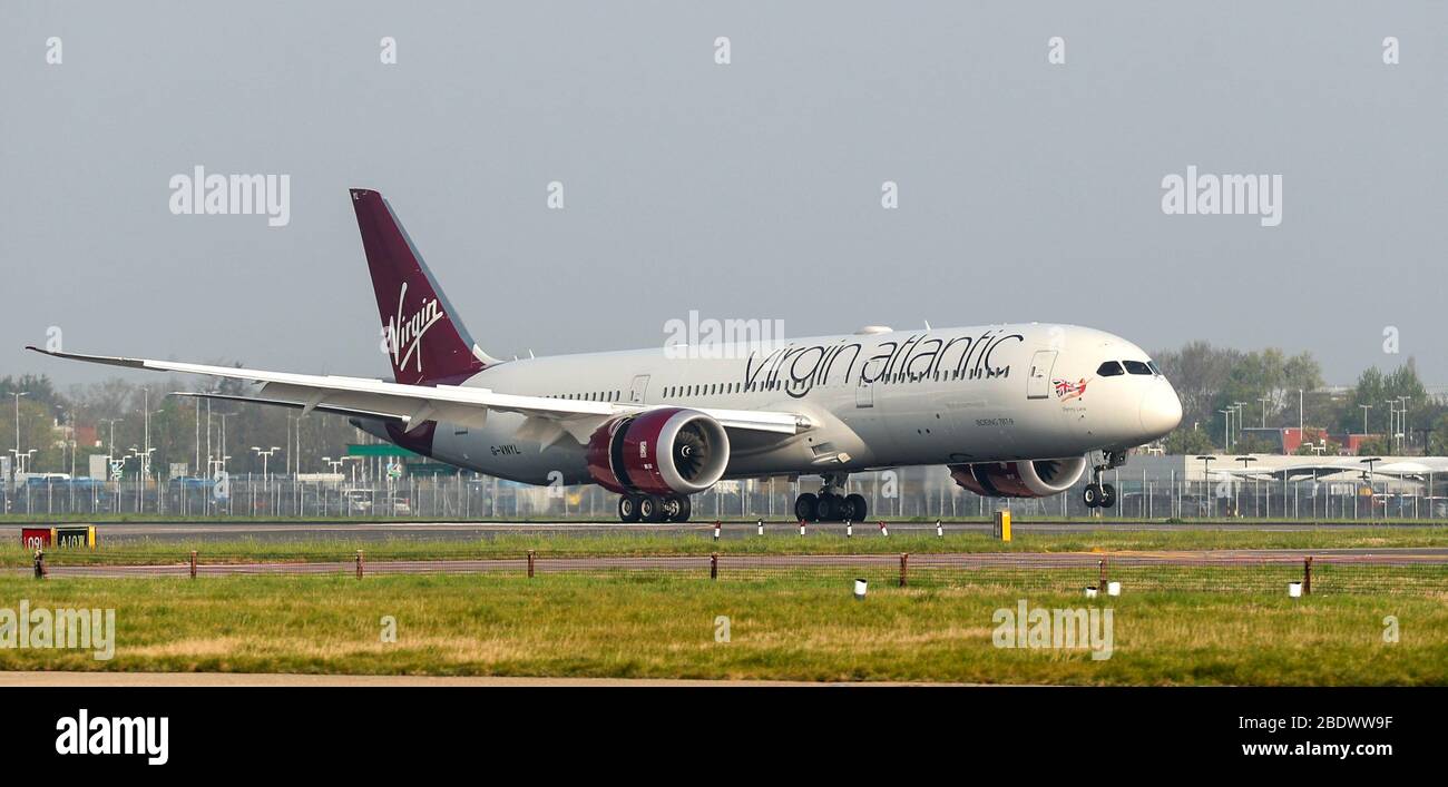 Virgin atlantic flight vs355 arrives at london heathrow hi-res stock ...