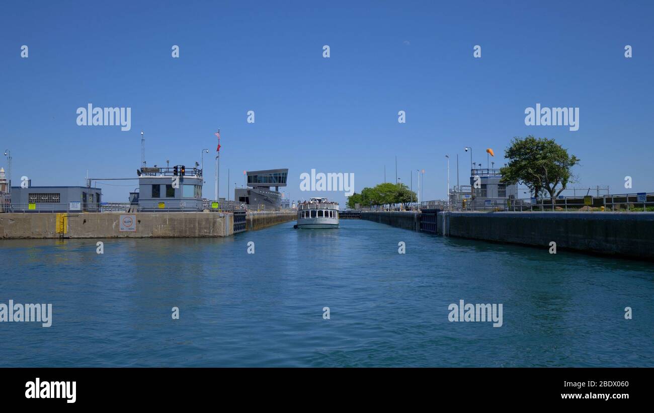 Chicago river lock lake michigan hi-res stock photography and images ...