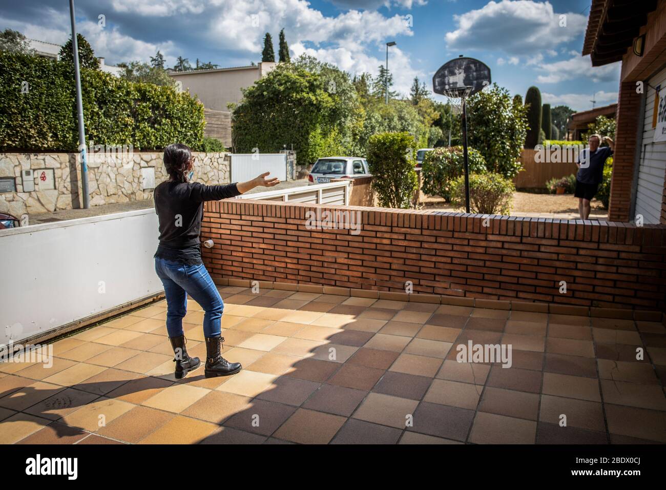 Neighbours talking hi-res stock photography and images - Alamy