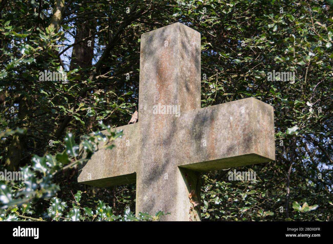 Cross on a gravestone hi-res stock photography and images - Alamy