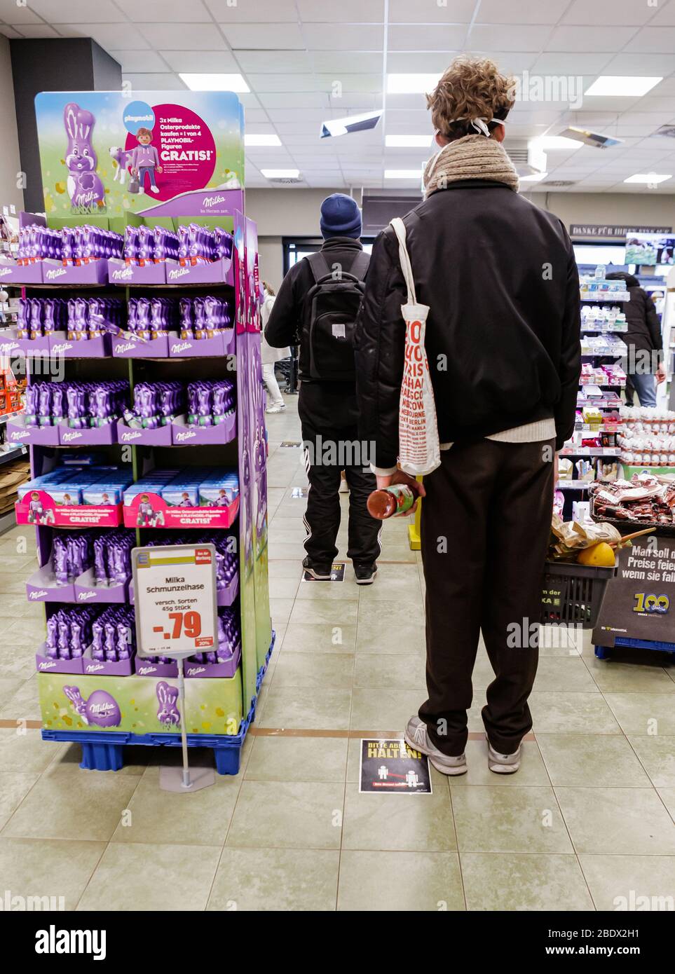 (200410) -- BERLIN, April 10, 2020 (Xinhua) -- Customers queue with ...