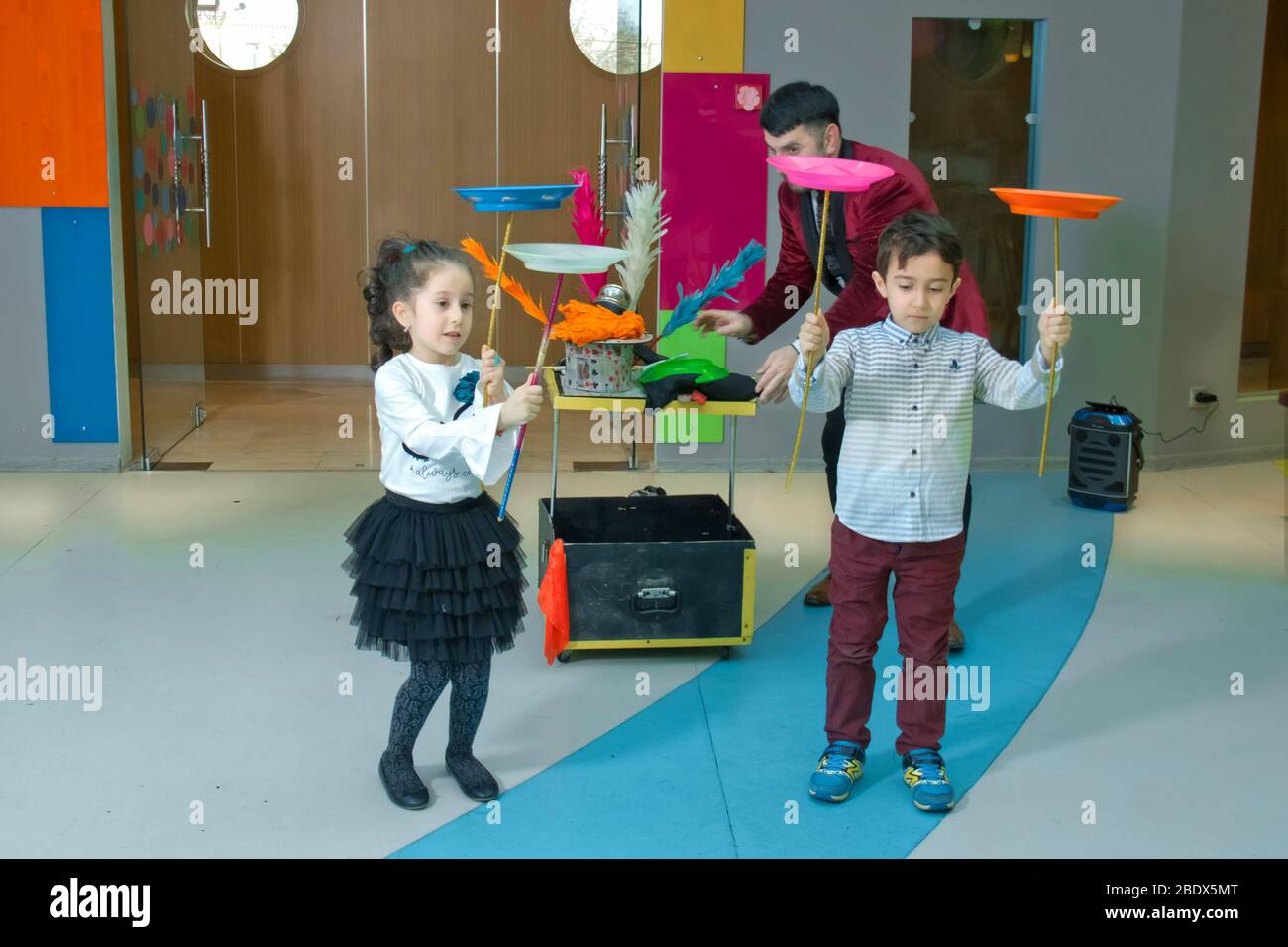 The spinning plates hi-res stock photography and images - Alamy