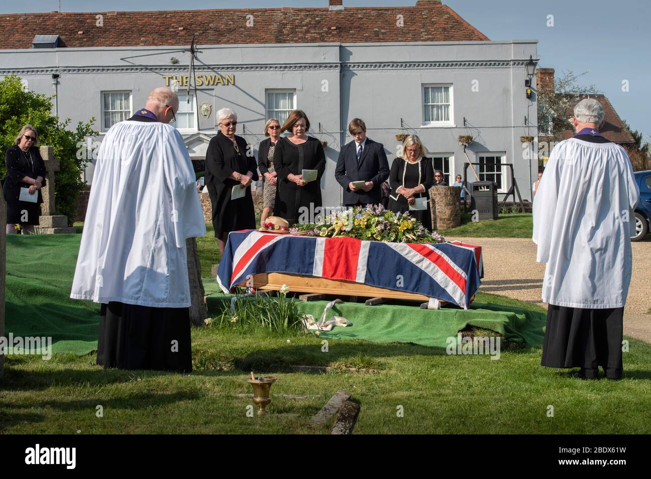 Funeral gathering hi-res stock photography and images - Alamy