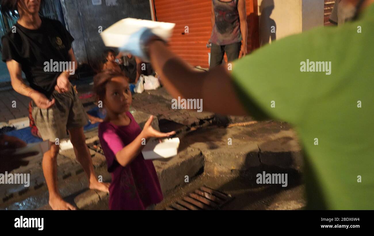 Pasay City, Philippines. 09th Apr, 2020. Homeless people in the streets ...