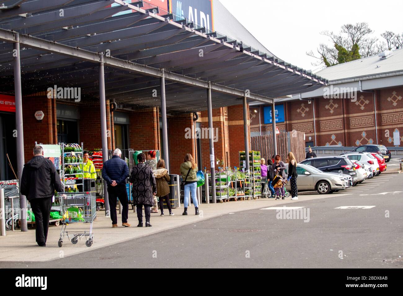 Queuing during covid 19 hi-res stock photography and images - Alamy