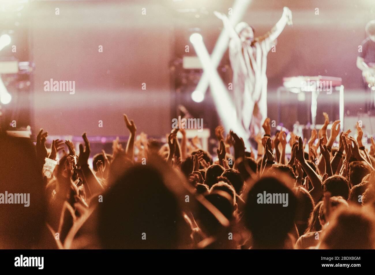 Hands clapping concert hi-res stock photography and images - Alamy