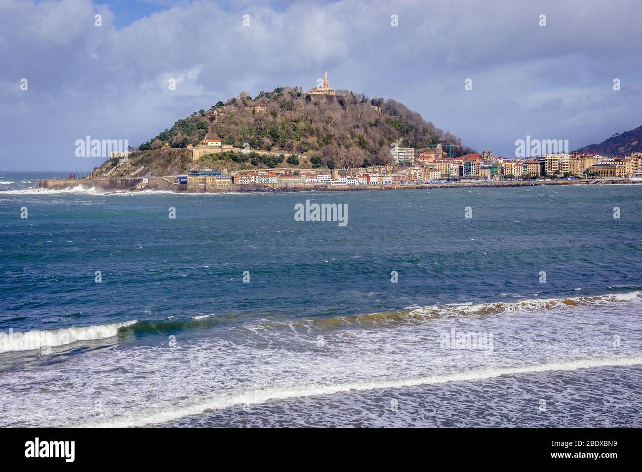 Jesus Christ statue on Urgull mountain with Jesus Christ statue over La ...