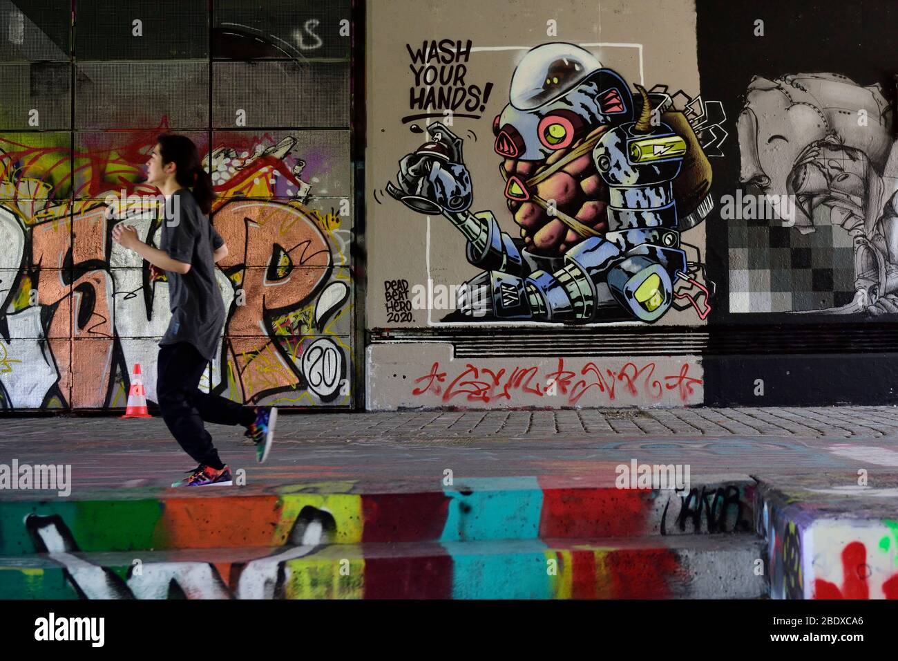 Vienna, Austria. 10th April 2020. Despite the exit restrictions, many ...