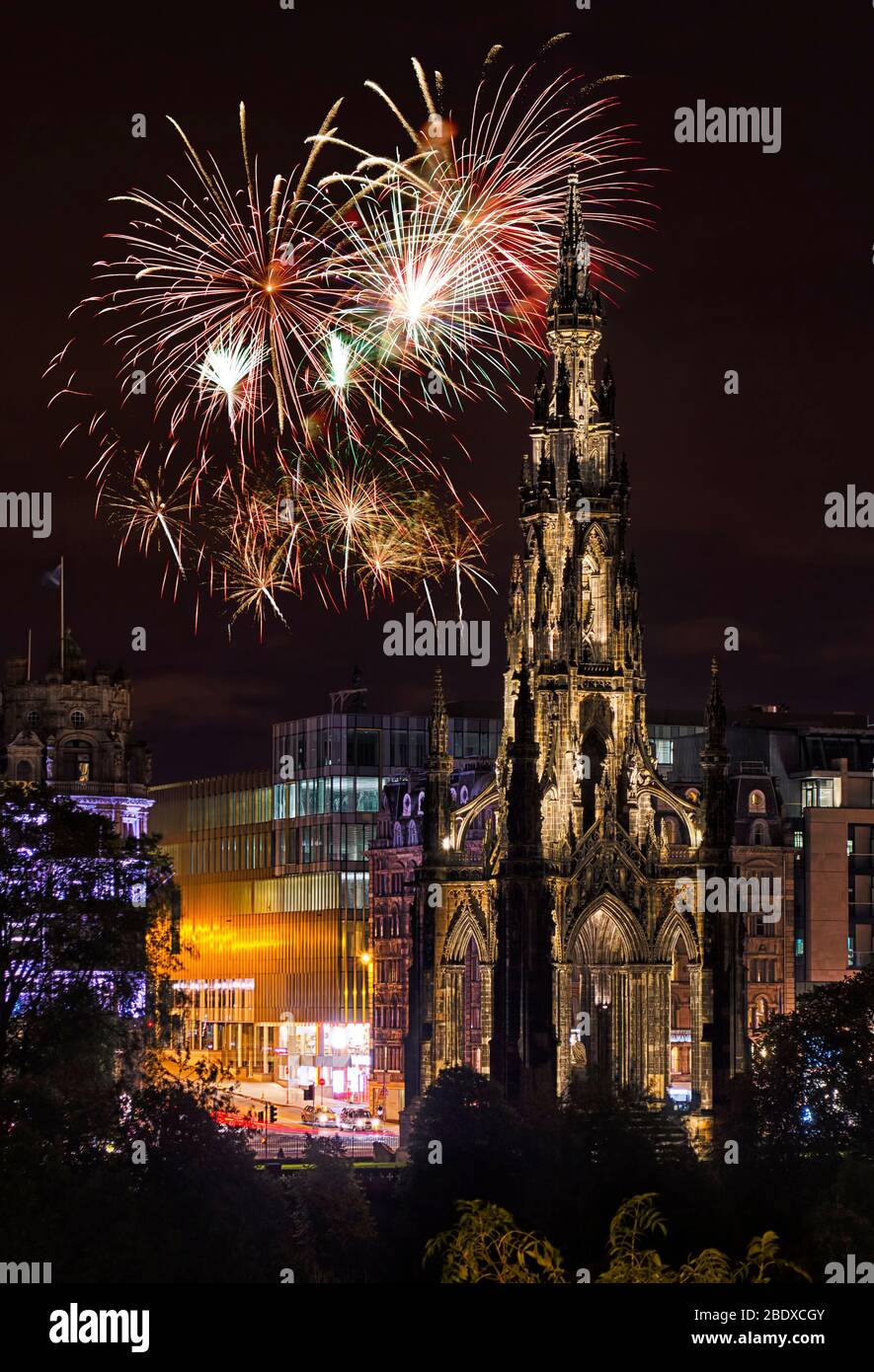 Fireworks over edinburgh castle hi-res stock photography and images - Alamy