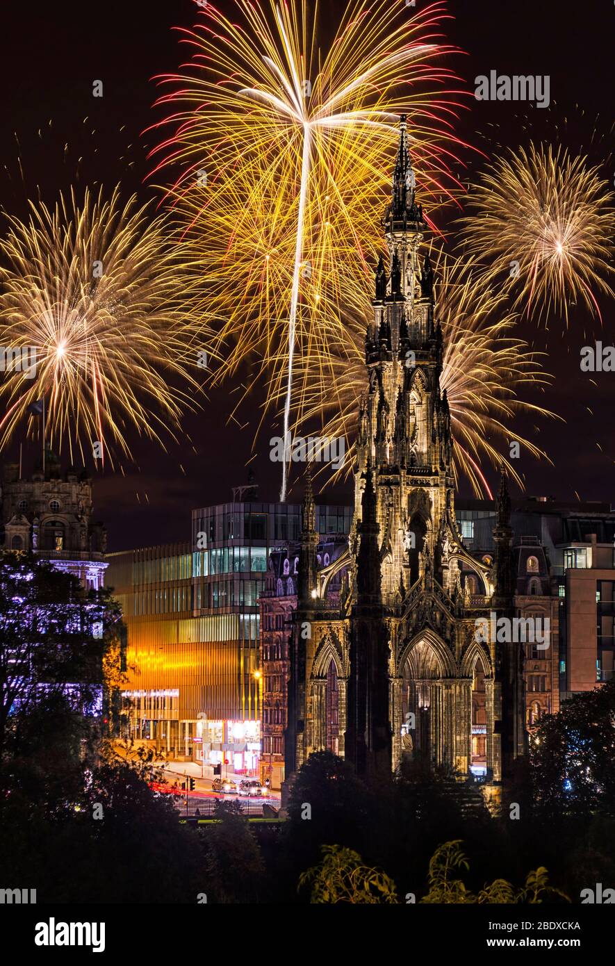 Edinburgh fireworks new years hi-res stock photography and images - Alamy