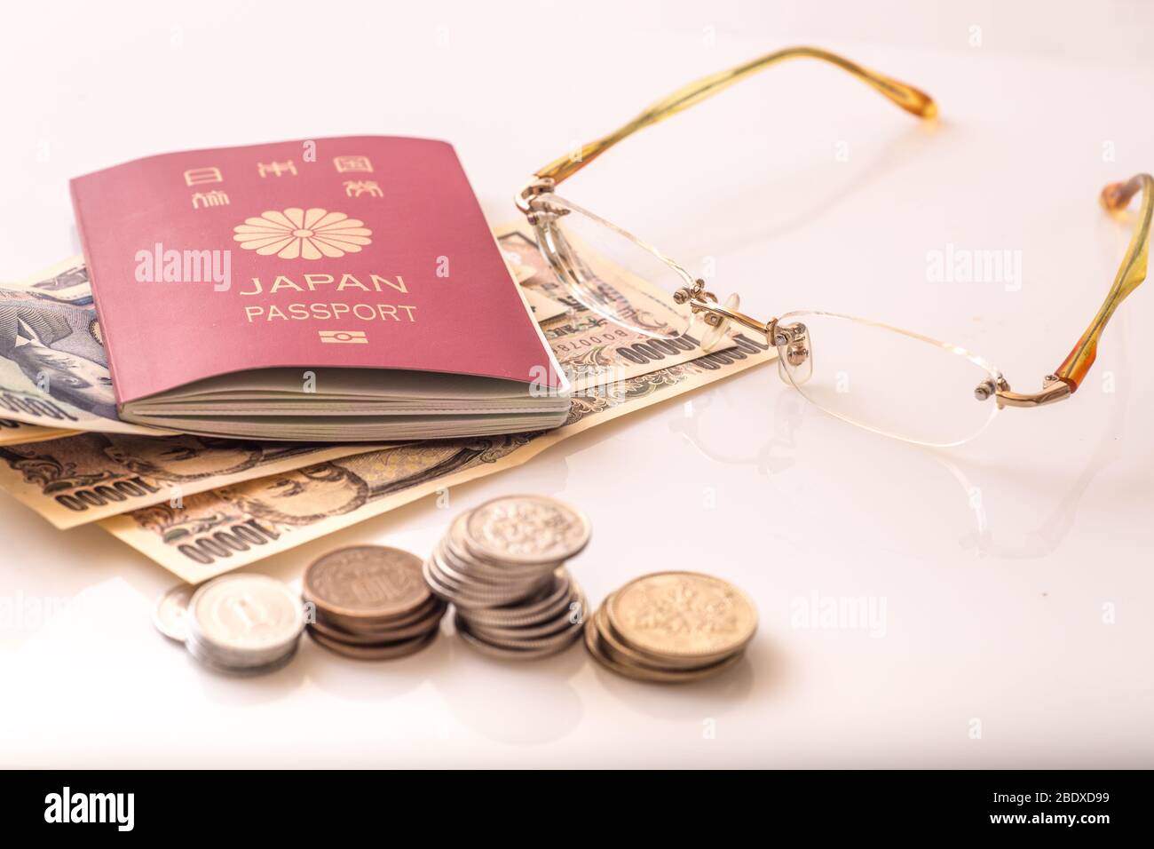 Japanese yen banknotes coins hi-res stock photography and images - Alamy