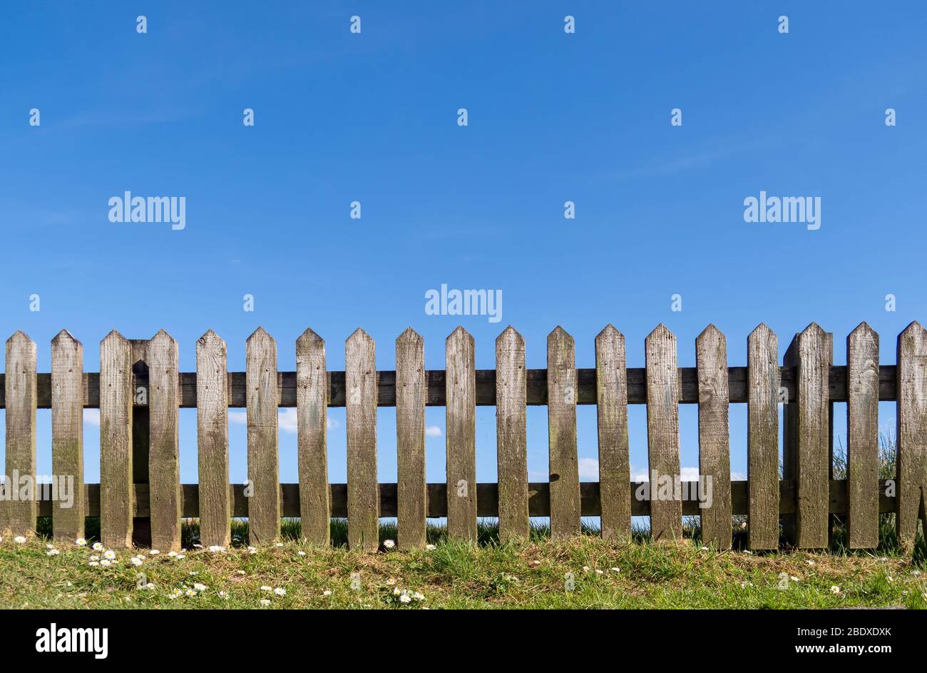 Wooden picket fence hi-res stock photography and images - Alamy