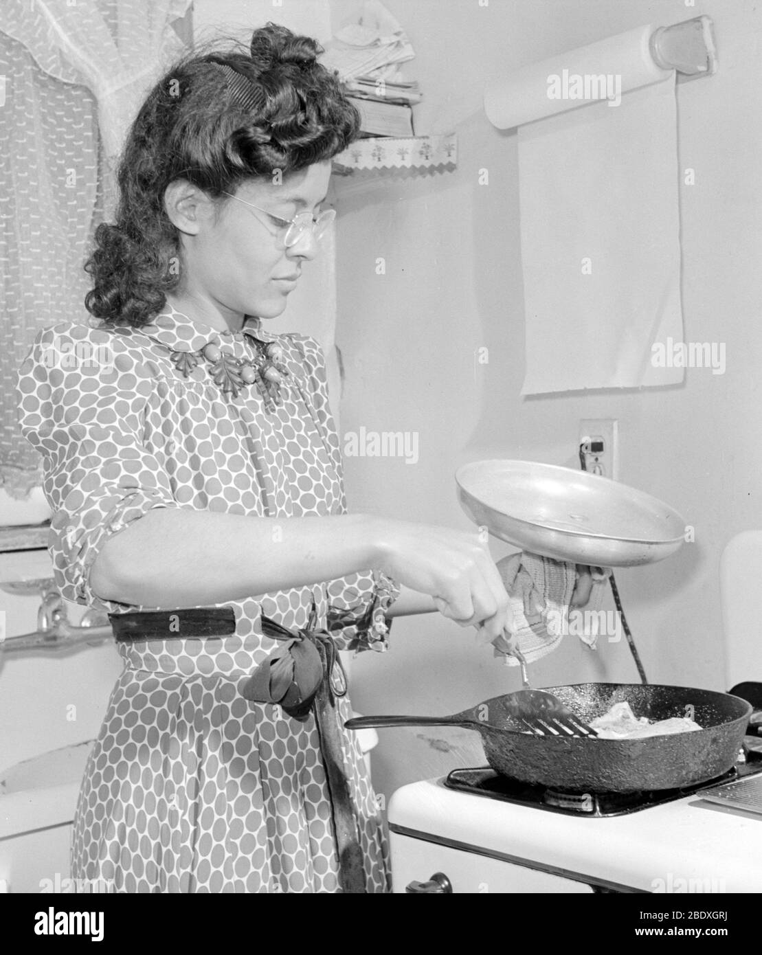 WWII, Cooking Dinner, 1942 Stock Photo - Alamy