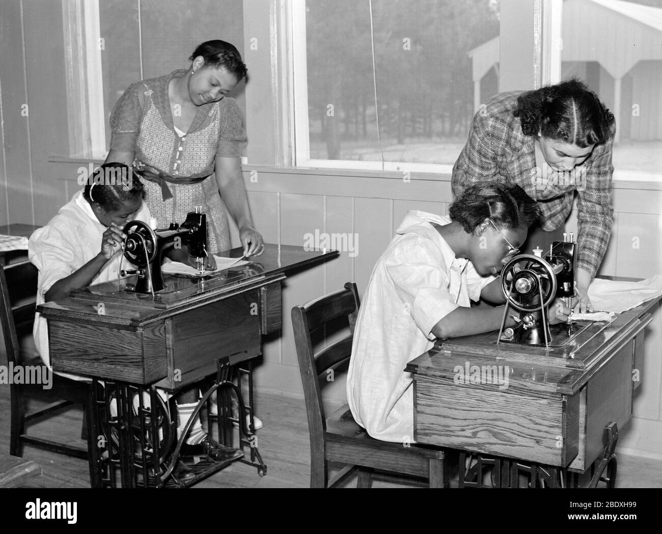 Bw high school students classroom Black and White Stock Photos & Images ...
