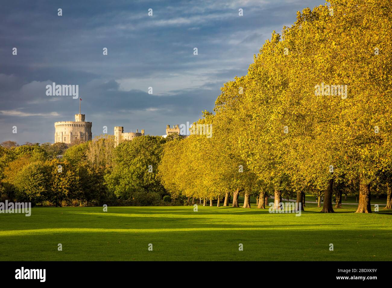 Windsor castle garden hi-res stock photography and images - Alamy