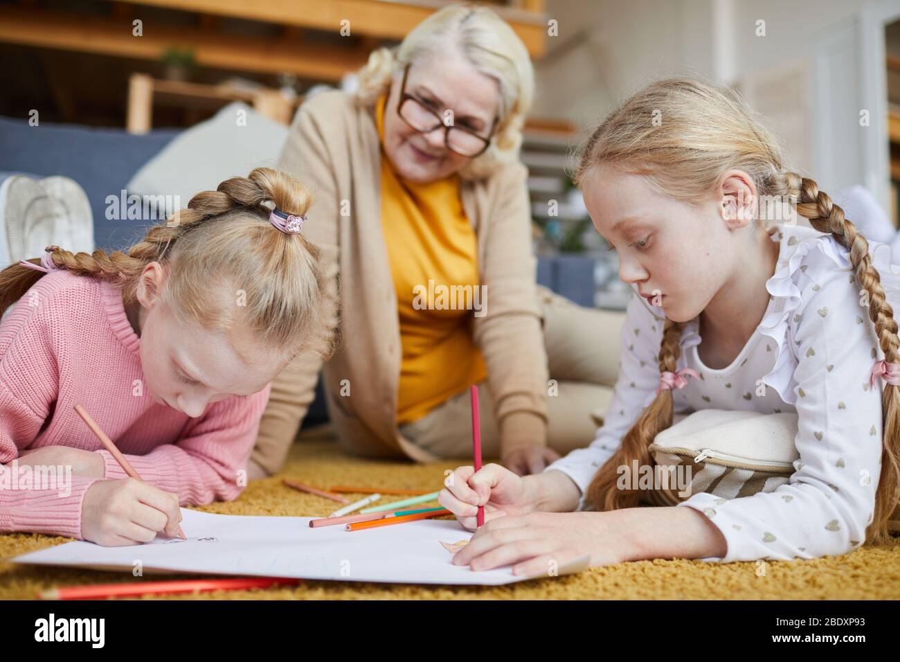 Two sisters drawing hi-res stock photography and images - Alamy