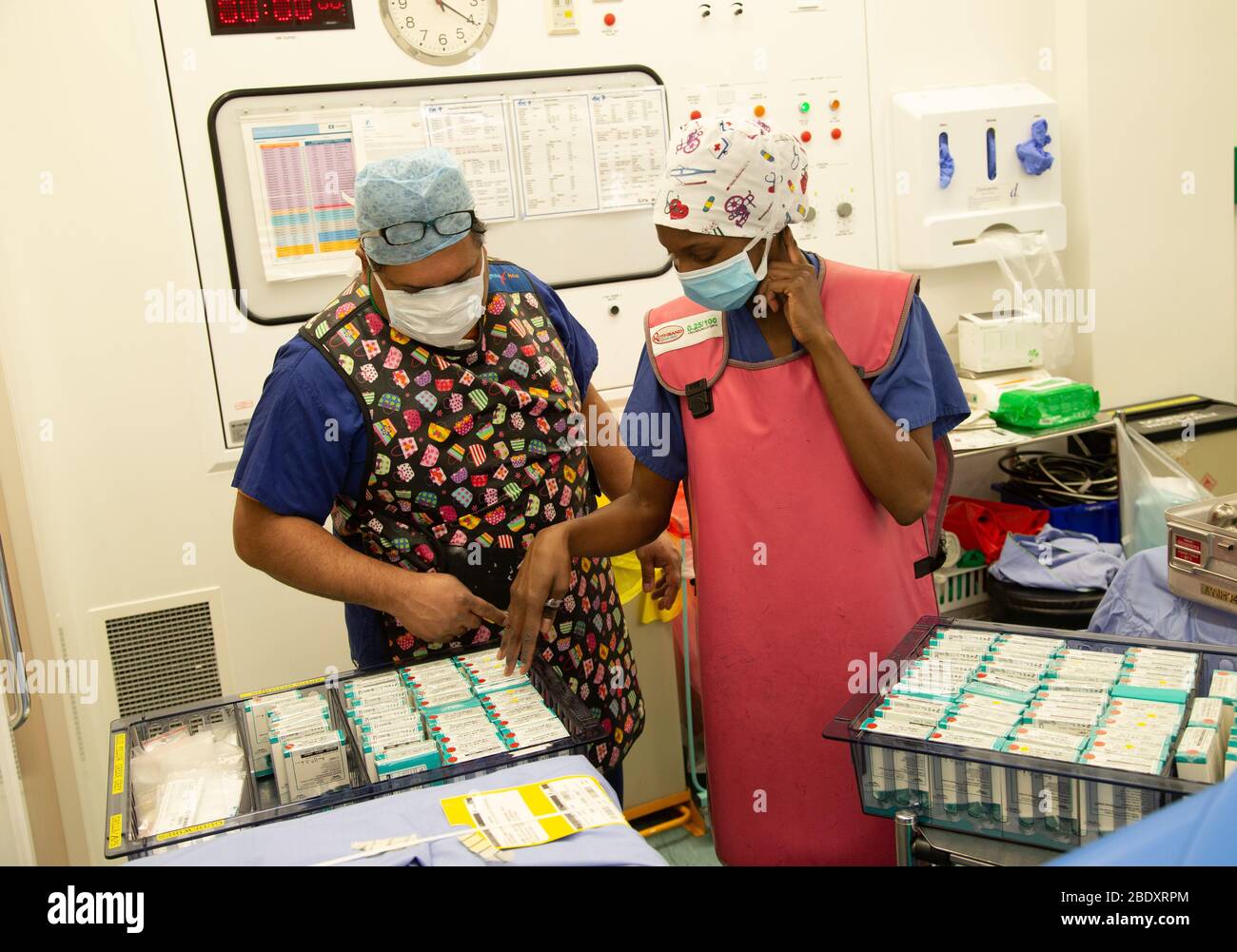 Nurses checking medication hi-res stock photography and images - Alamy