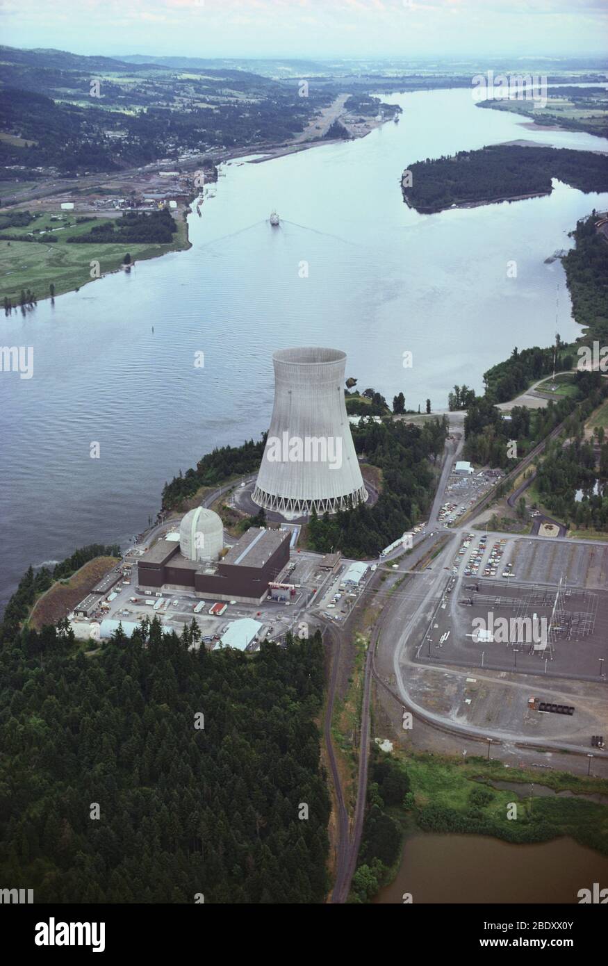 Trojan nuclear power plant cooling tower hi-res stock photography and ...