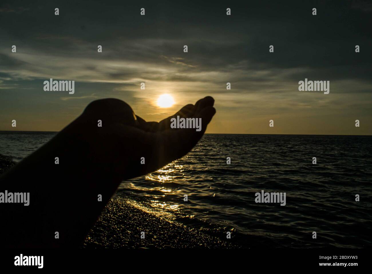 Hand holding the sun hi-res stock photography and images - Alamy