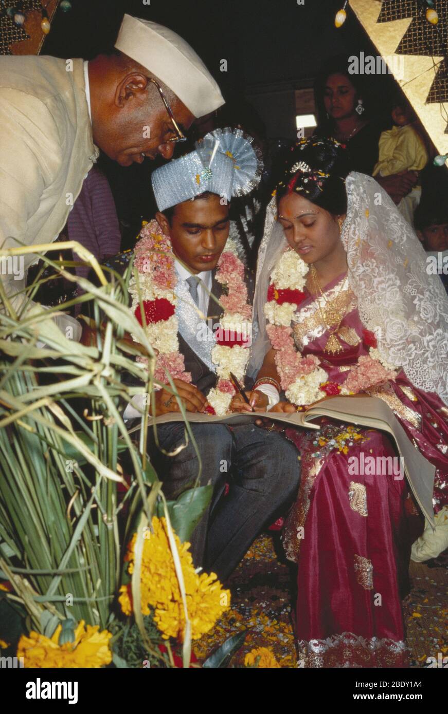 Hindu Bride and Groom Stock Photo - Alamy