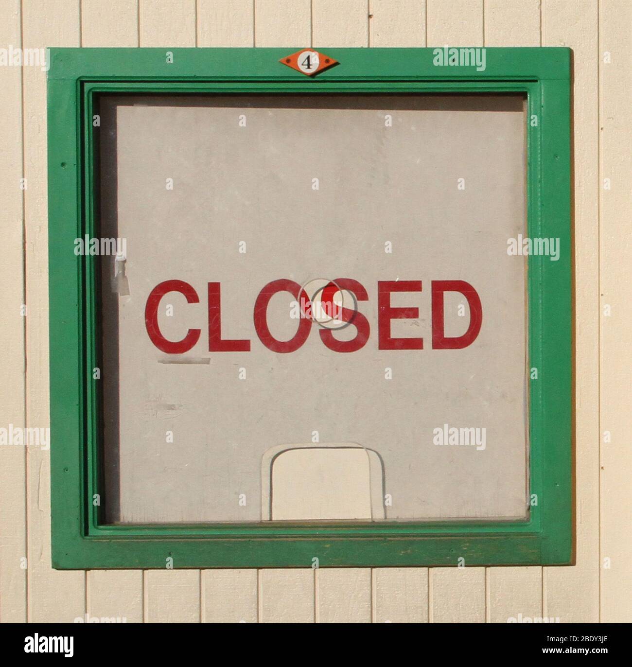 Closed for winter sign hi-res stock photography and images - Alamy