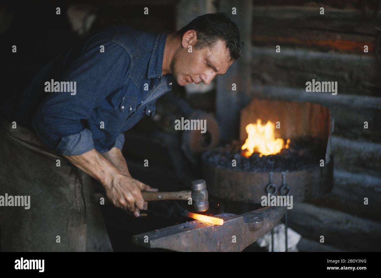 Blacksmith and anvil hi-res stock photography and images - Alamy