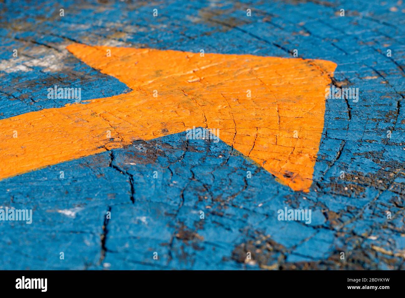 Orange arrow hi-res stock photography and images - Alamy