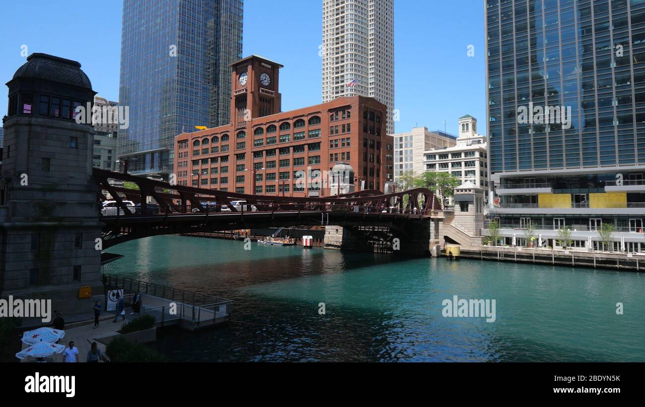 Chicago River on a sunny day - CHICAGO, UNITED STATES - JUNE 11, 2019 ...