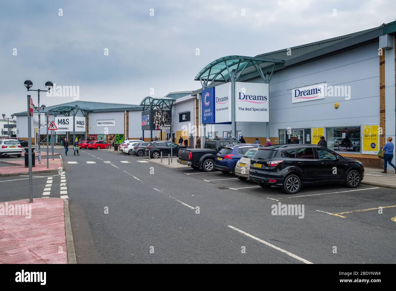 Irvine Riverway Retail Park, Scotland, UK - April 10, 2020: A long queu ...