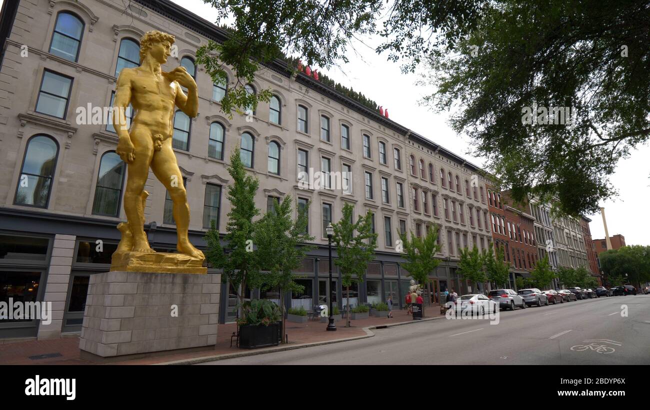Golden david statue main street hi-res stock photography and images - Alamy