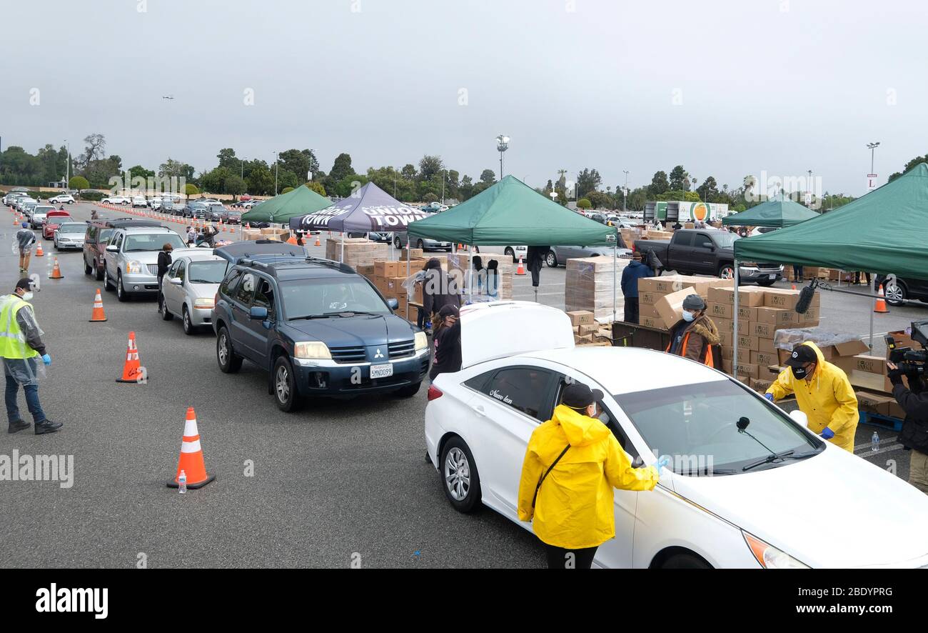 Food bank line 2020 hi-res stock photography and images - Alamy