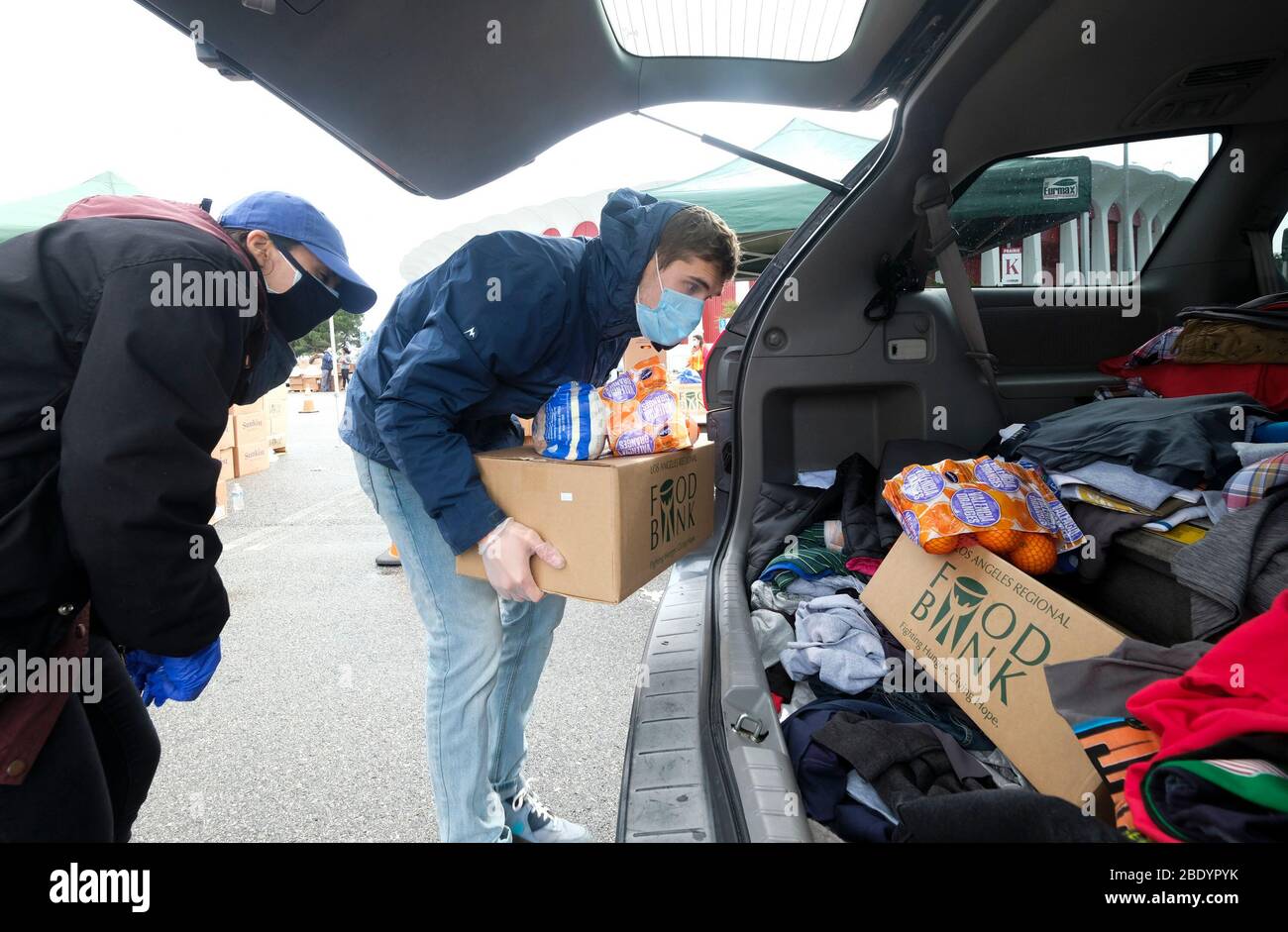 Los Angeles, California, USA. 10th Apr, 2020. Union members load food ...