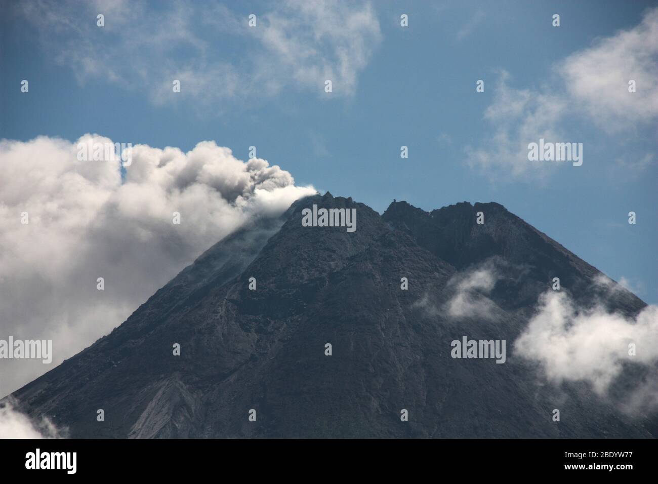Sleman, YOGYAKARTA, INDONESIA. 10th Apr, 2020. Terlihat kepulan asap di Puncak Gunung Merapi ...