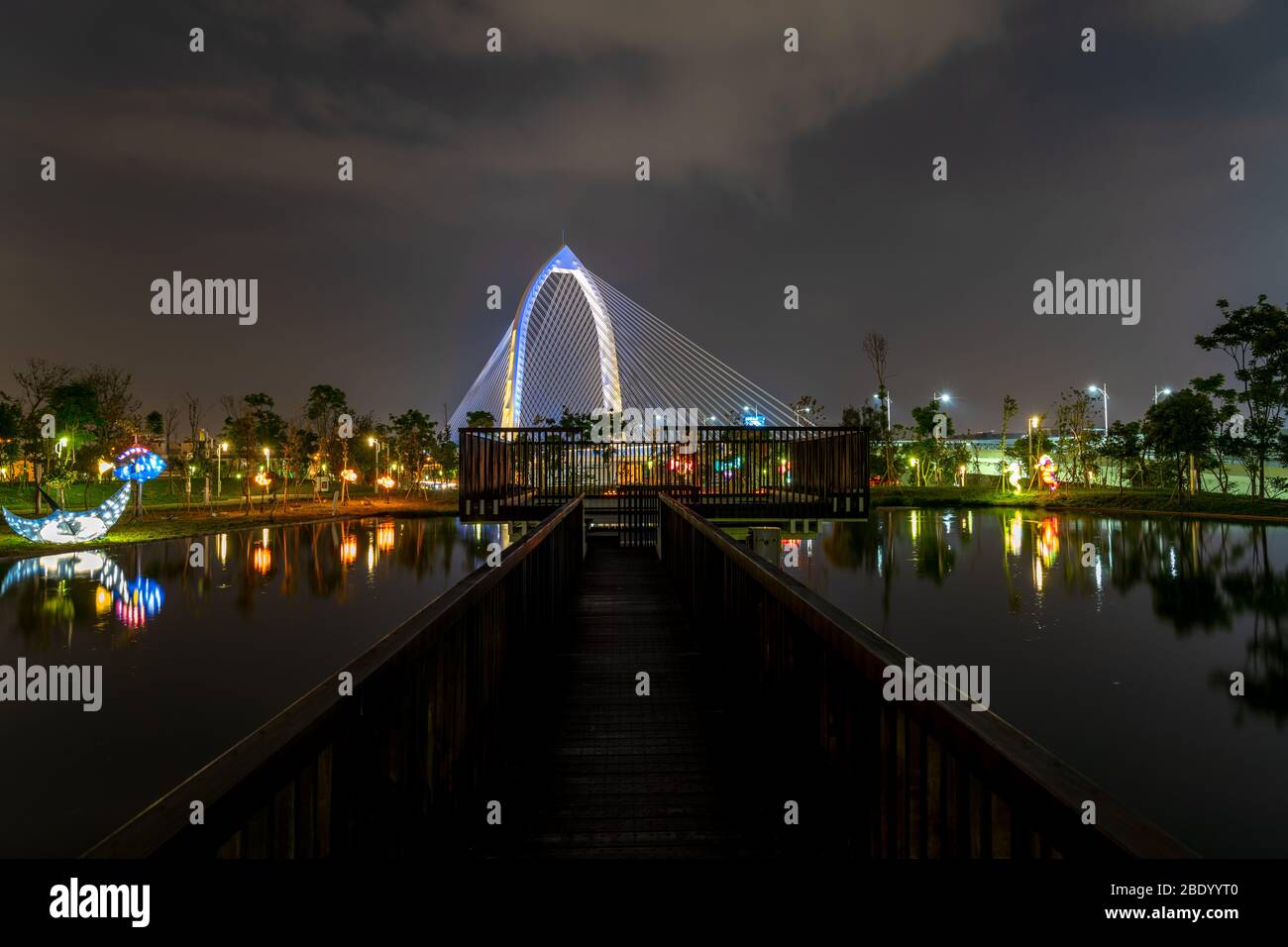 Nightscape of new landmark Konan Ai-Qin Bridge, Taichung Central Park ...