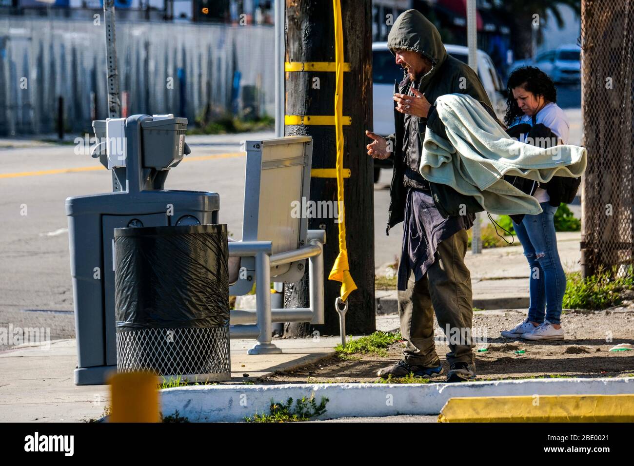 Los Angeles, California, USA. 8th Apr, 2020. Face masks, empty beaches ...