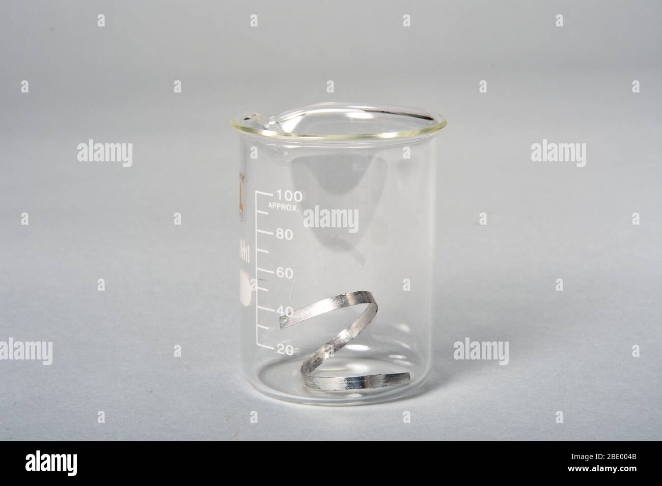 Magnesium Reacting with Acid Stock Photo - Alamy