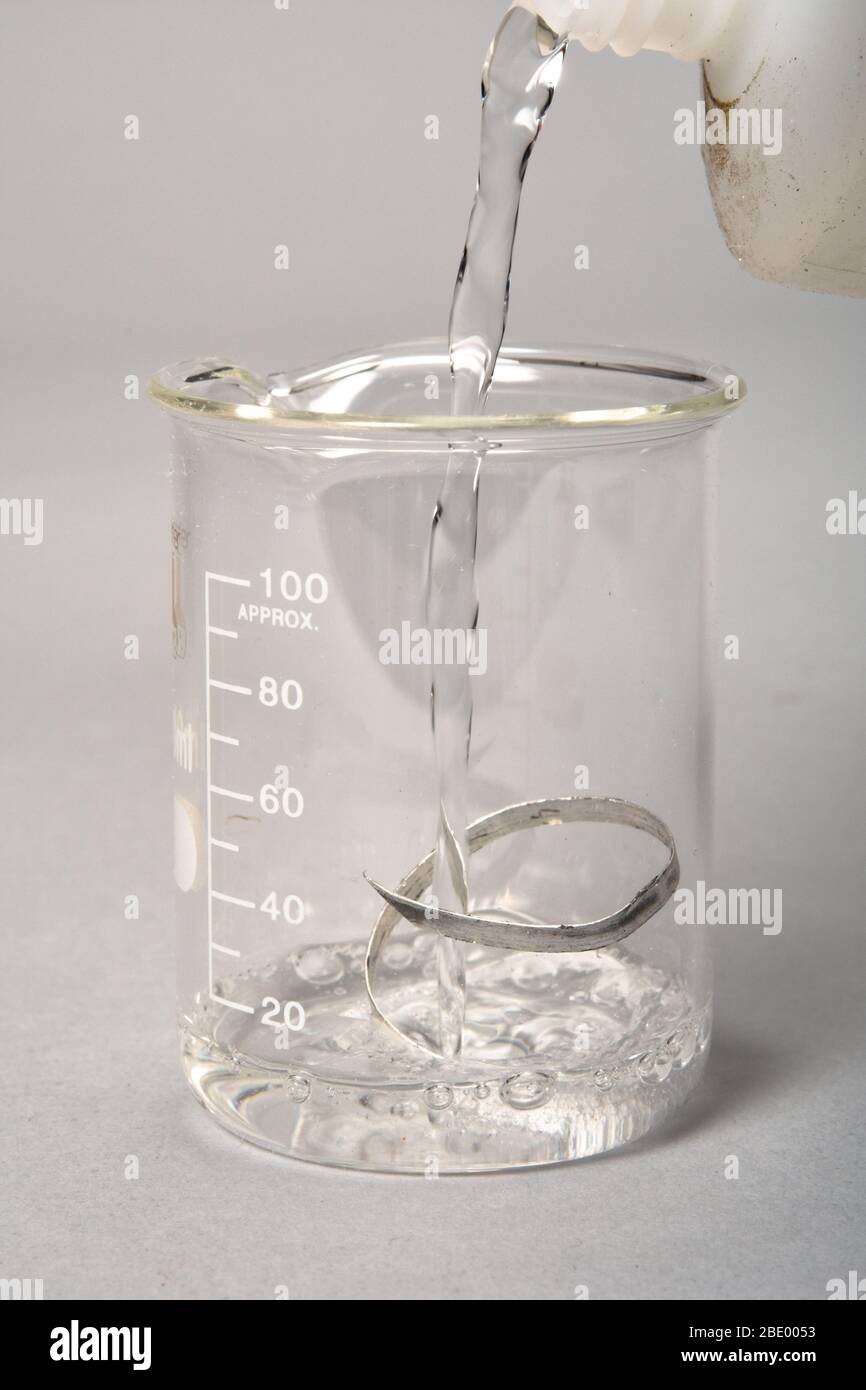 Magnesium Reacting with Acid Stock Photo - Alamy